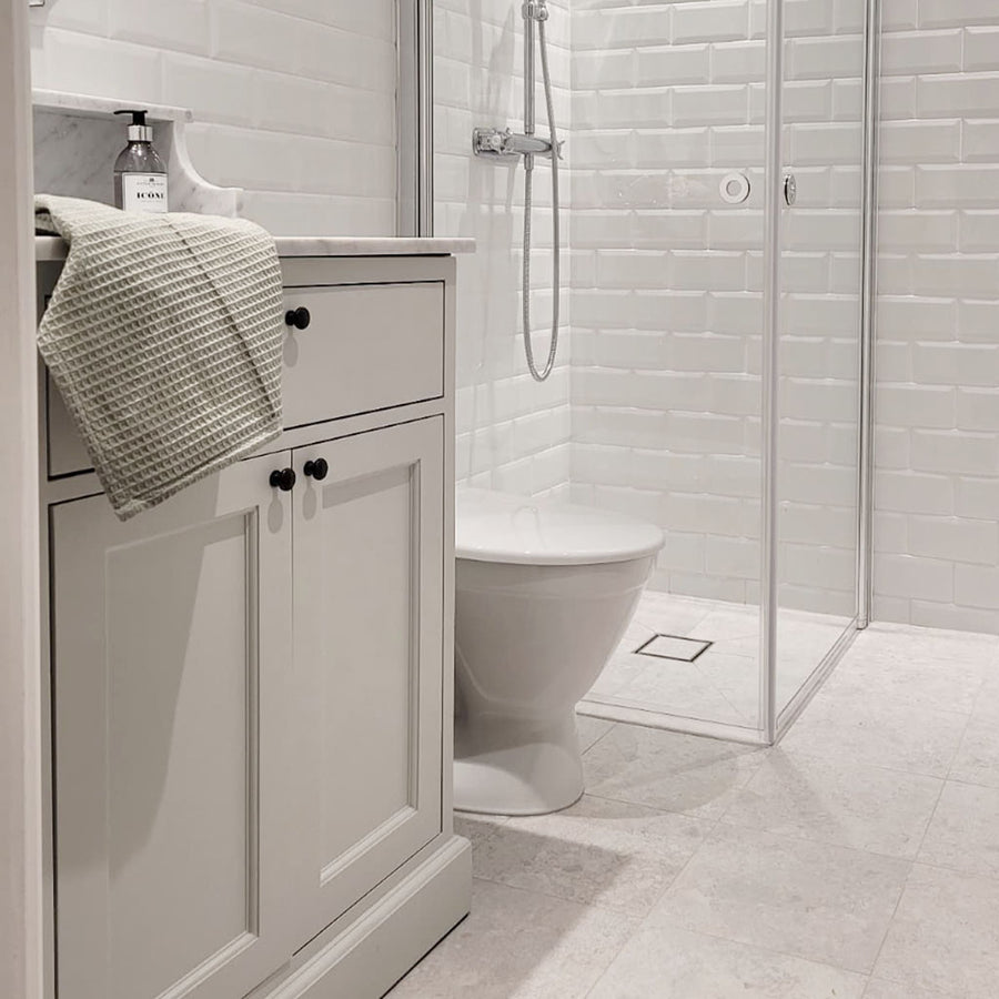 Liten kommod Agnes antikvit | Köp kommoder på Qvesarum